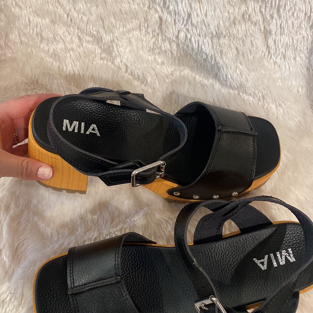 Brand New Mia Sandals . Very Comfortable - Gem